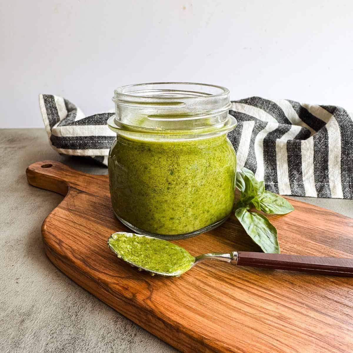 Easy Low FODMAP Pesto | Loveable Lemons